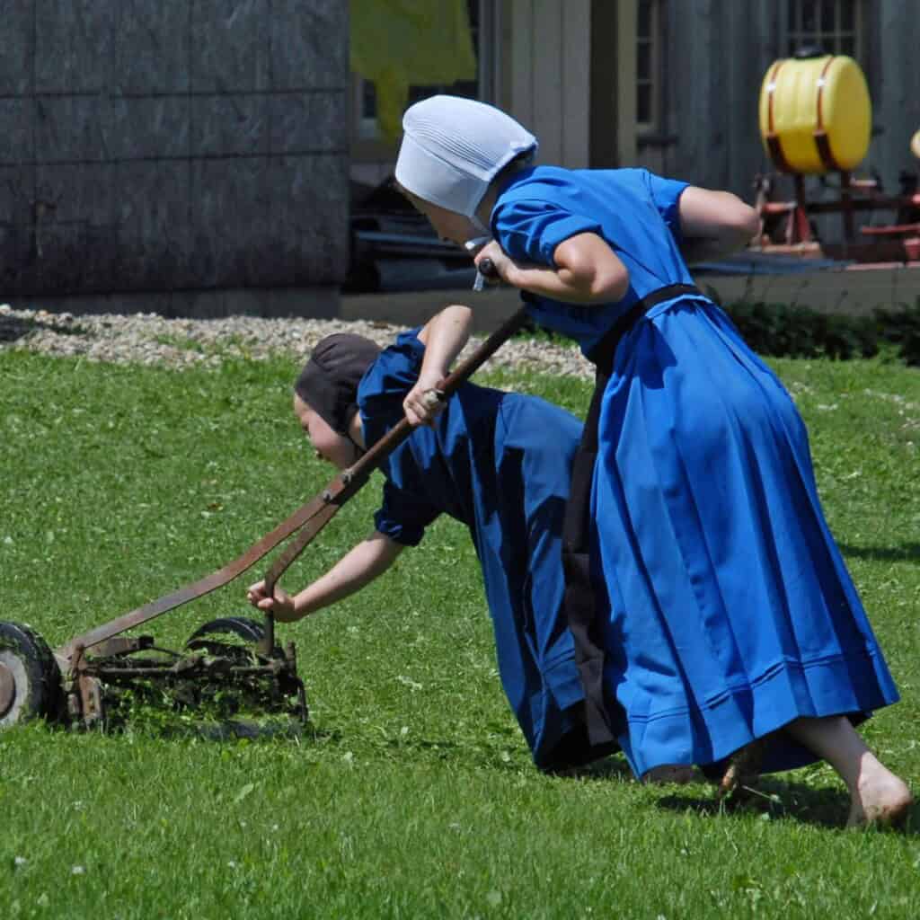 Barefoot Amish (Why Do Amish Go Barefoot?) - Amish Heritage