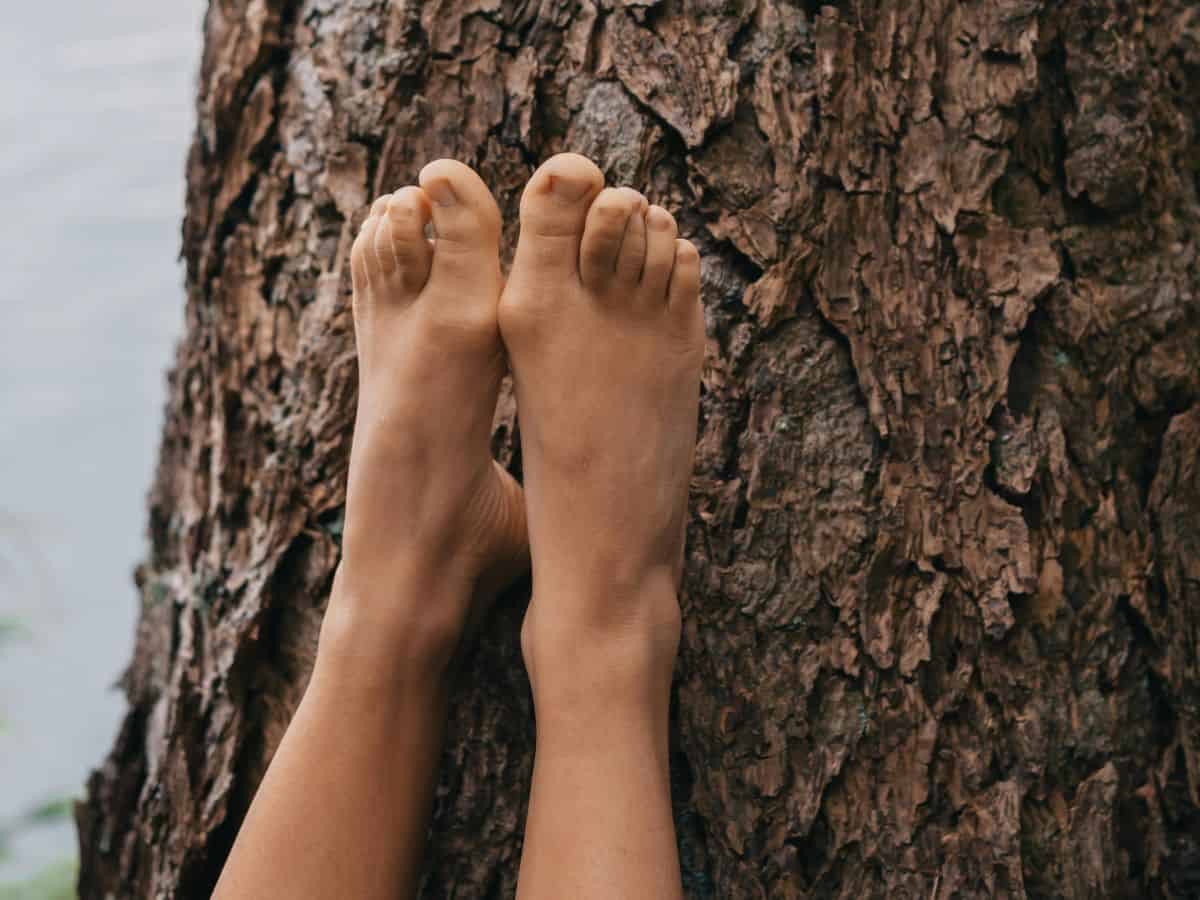 Barefoot Amish (Why Do Amish Go Barefoot?) - Amish Heritage